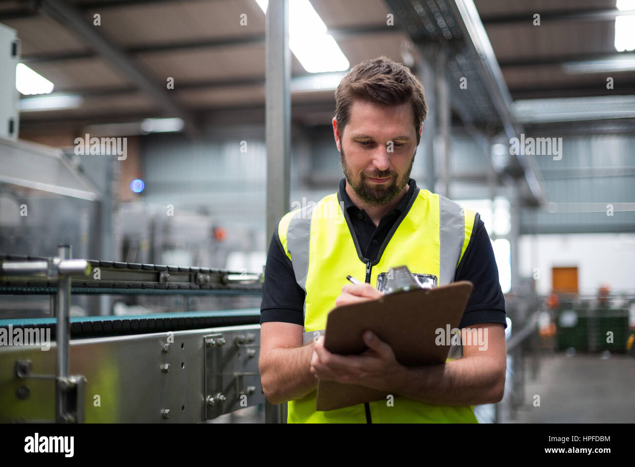 Factory worker writing hi-res stock photography and images - Alamy