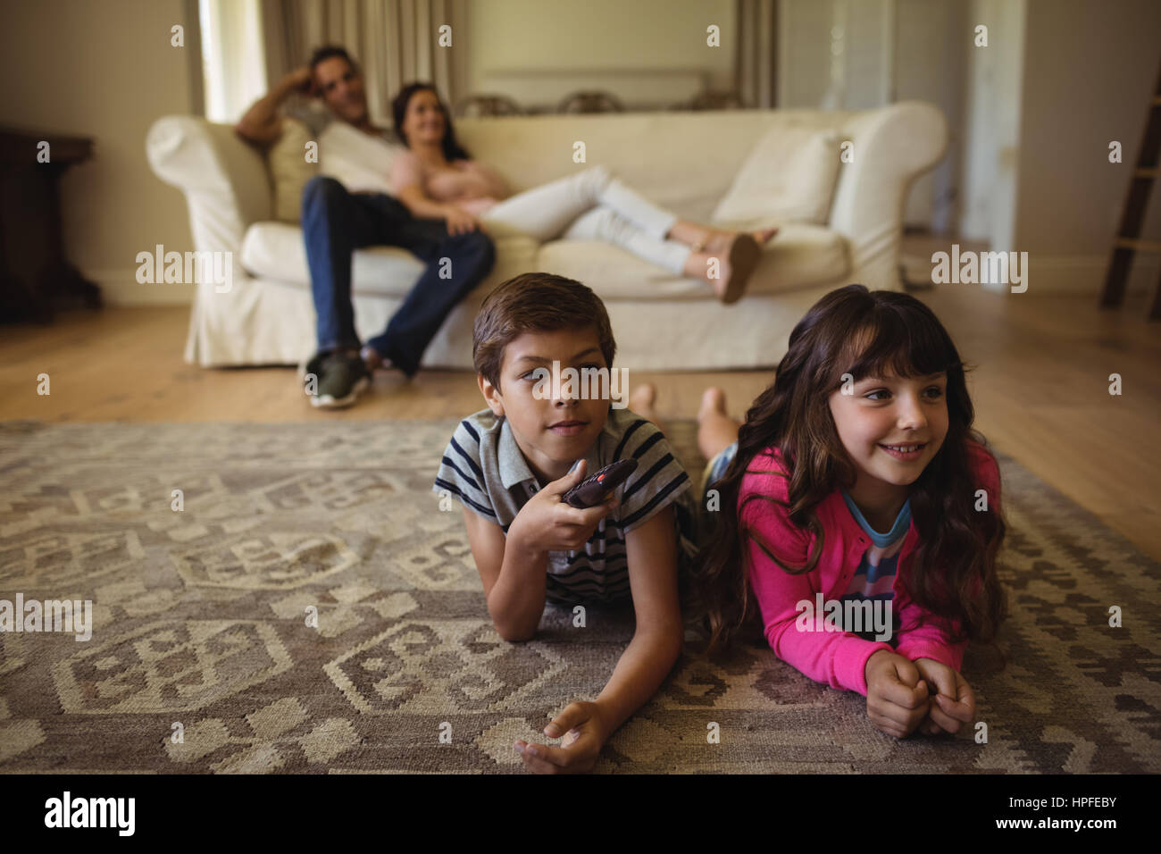 Kids watching tv hi-res stock photography and images - Alamy