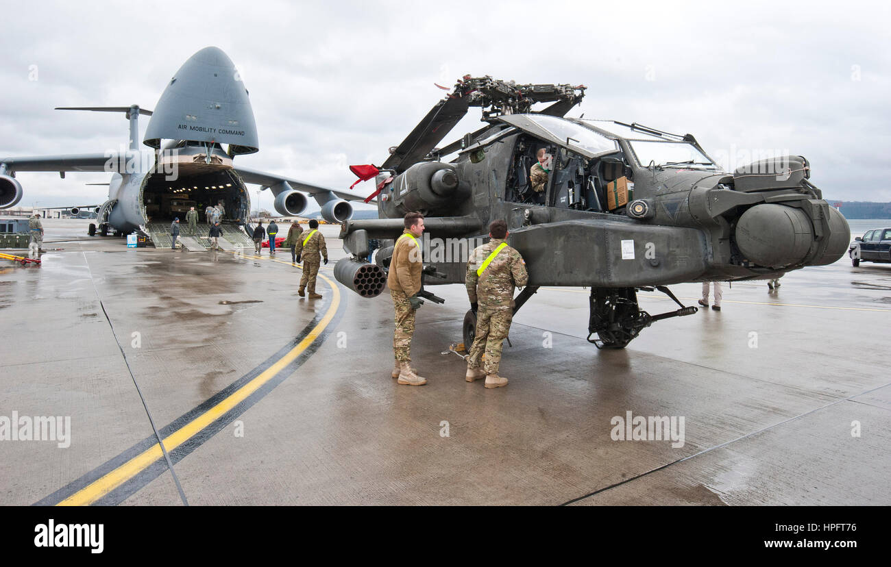 Apache combat helicopters hi-res stock photography and images - Alamy