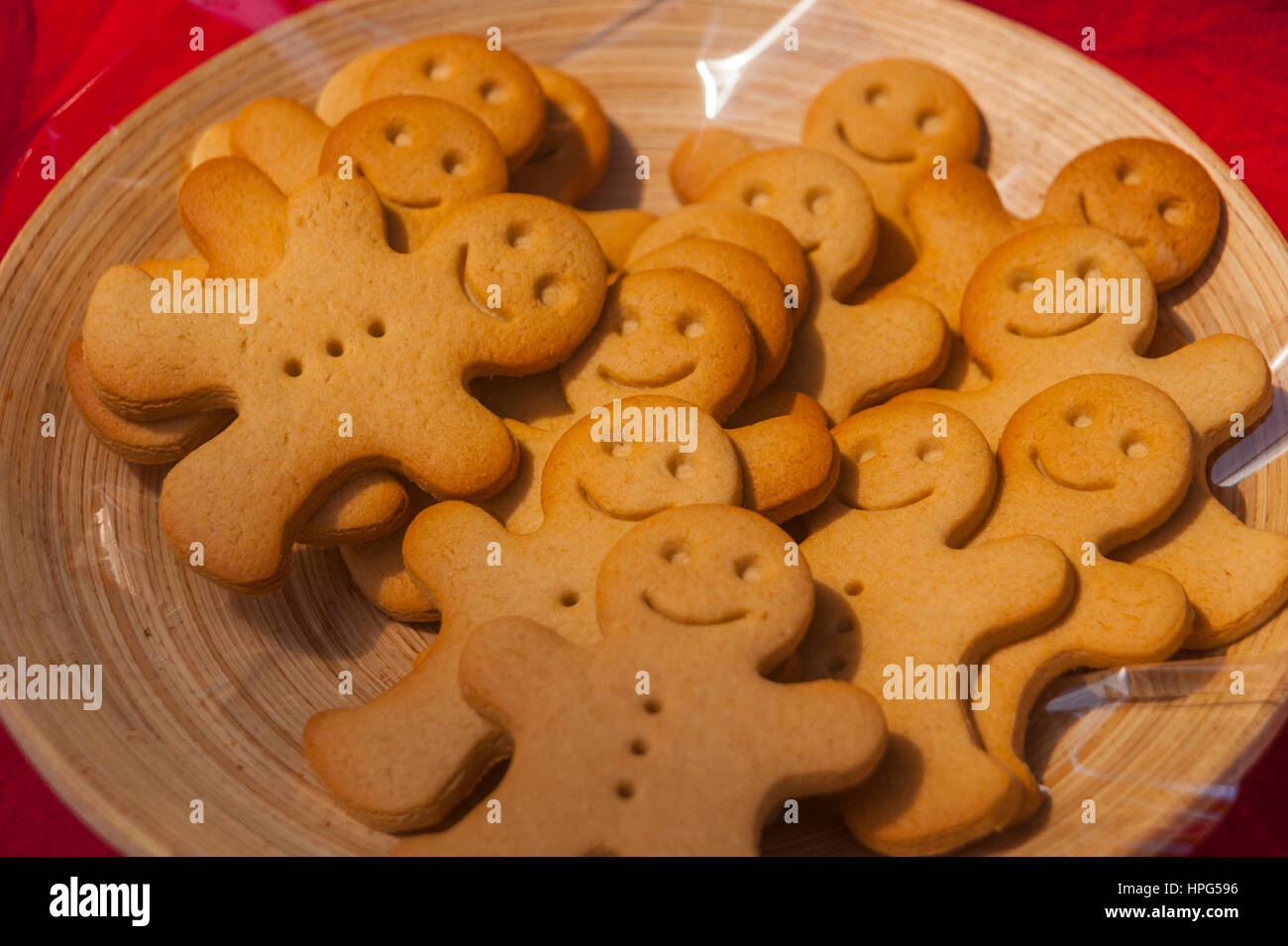 Gingerbread men sitting on a ceramic plate Stock Photo - Alamy