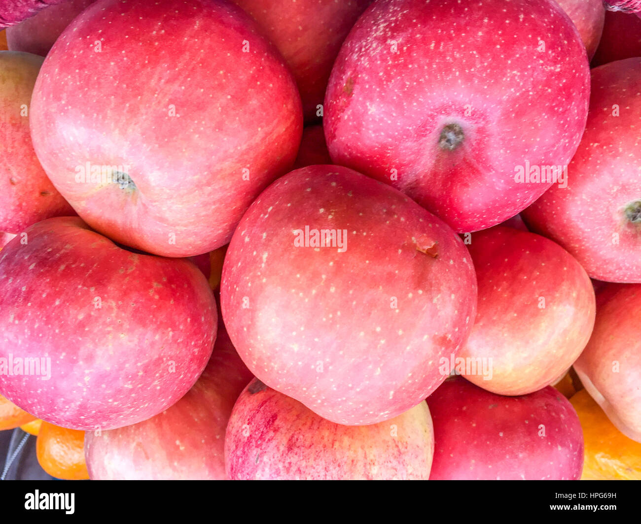 Red apples on market hi-res stock photography and images - Alamy
