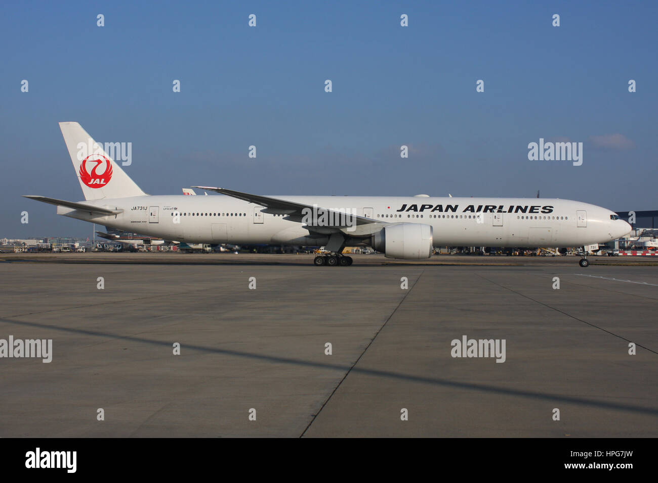 Japan airlines boeing 777 jal hi-res stock photography and images - Alamy