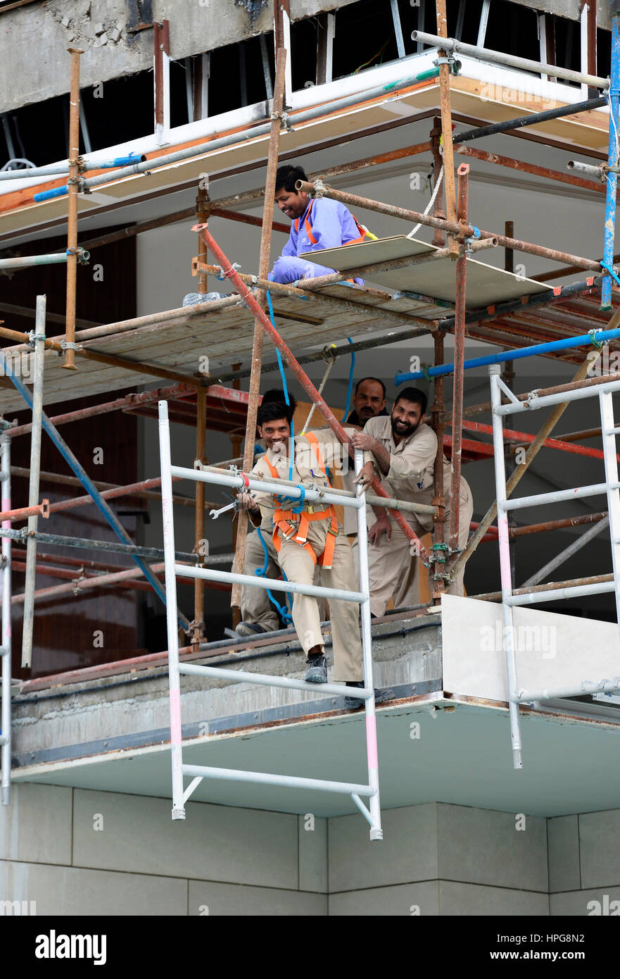 United Arab Emirates, Dubai, men working on the building of a flat ...