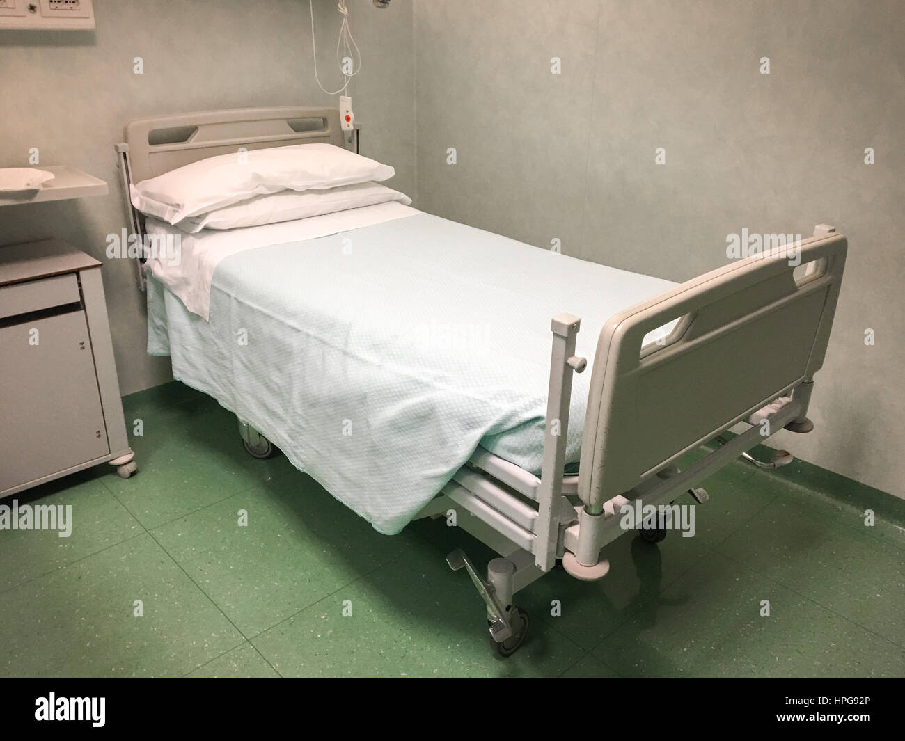 Empty bed on hospital ward hi-res stock photography and images - Alamy