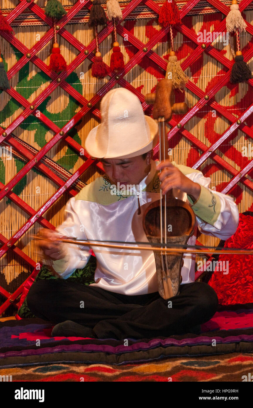 Kyrgyzstan, Issyk Kul Province (Ysyk-Kol), Barskoon, musical group ...