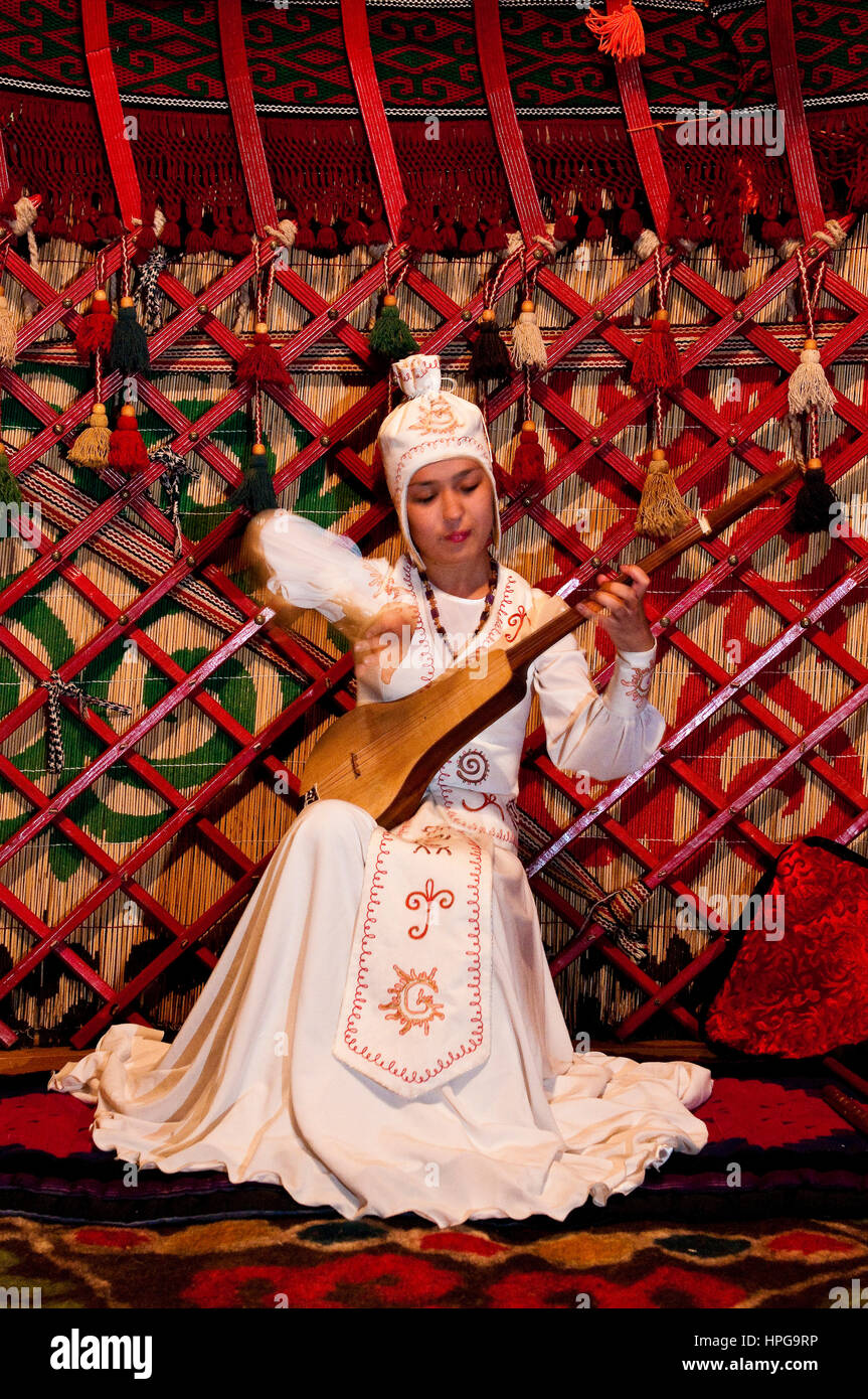 Kyrgyzstan, Issyk Kul Province (Ysyk-Kol), Barskoon, musical group ...