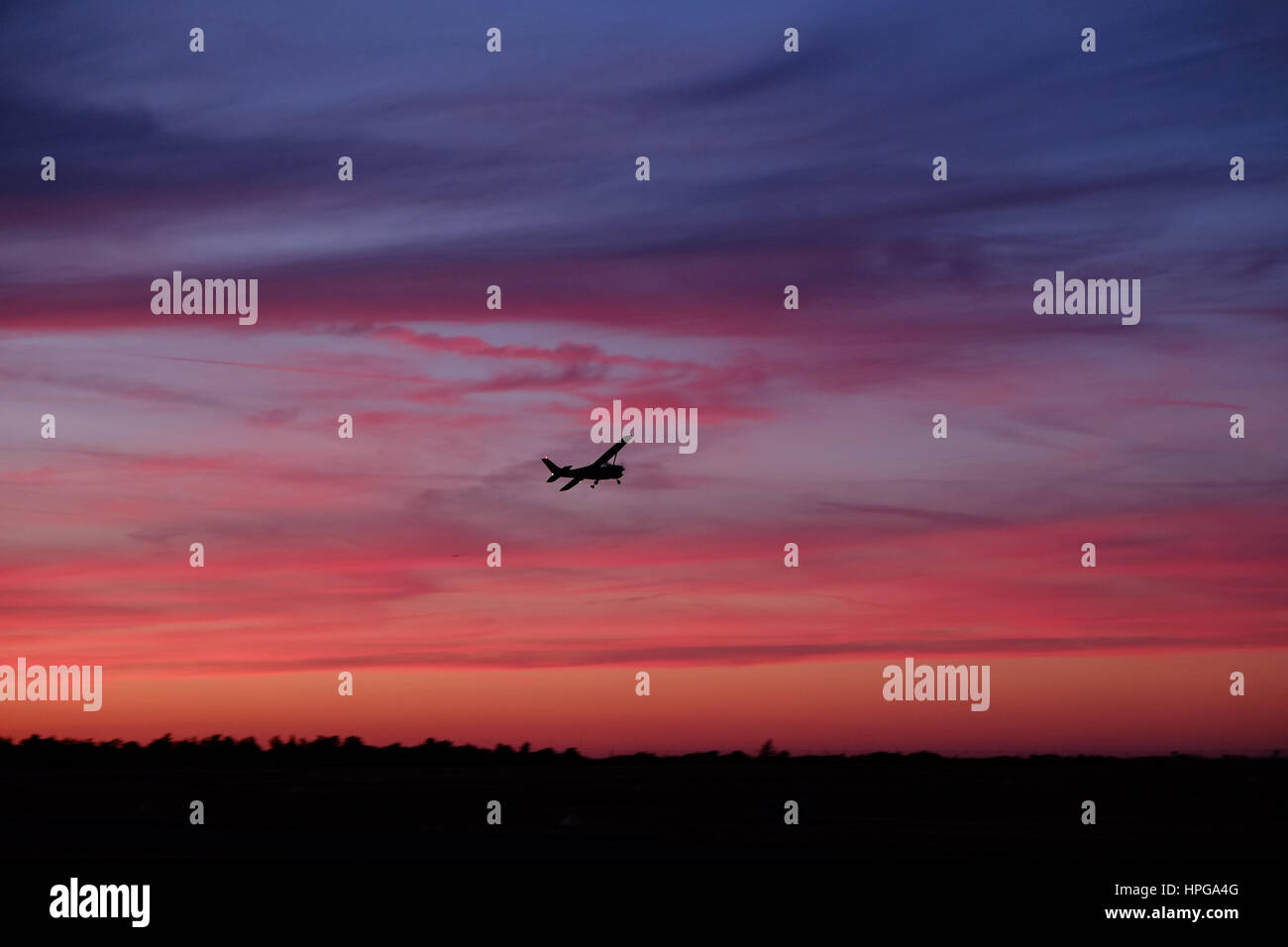 Night flight departure, Cessna 172 Stock Photo - Alamy