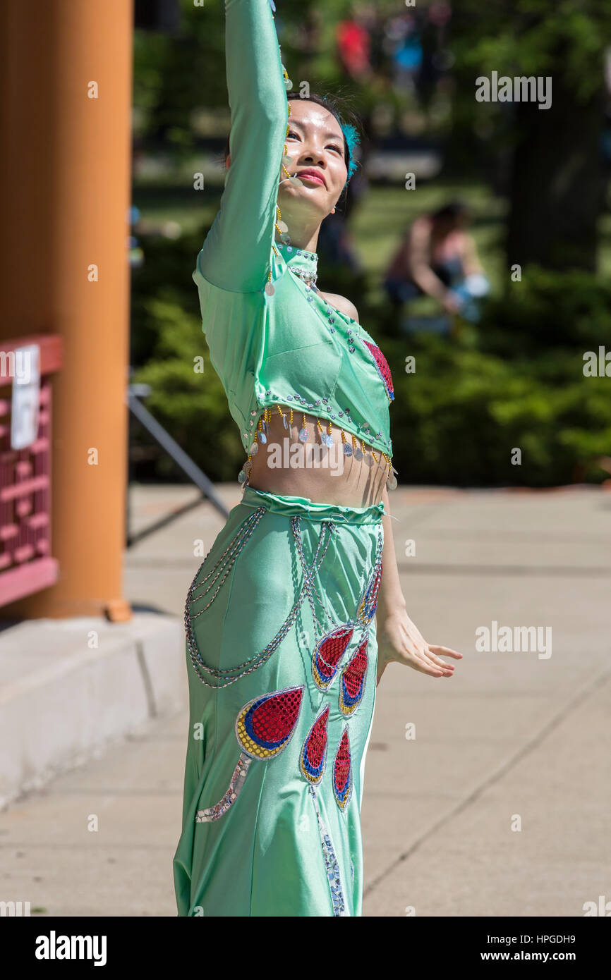 Chinese dancer in traditional clothing Stock Photo - Alamy