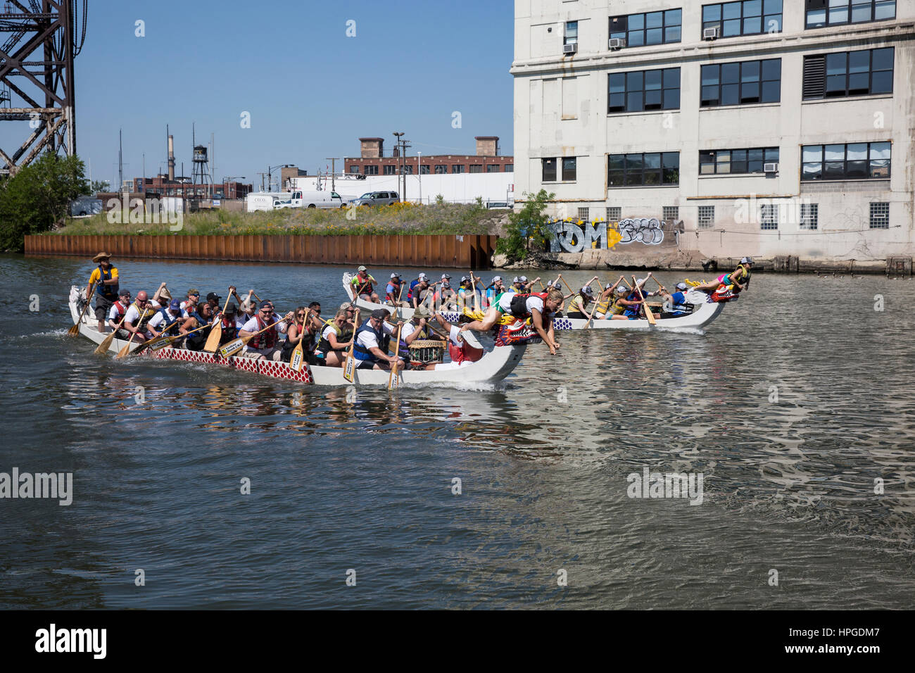 Dragonboat races on the Chicago River in Ping Tom Memorial Park ...