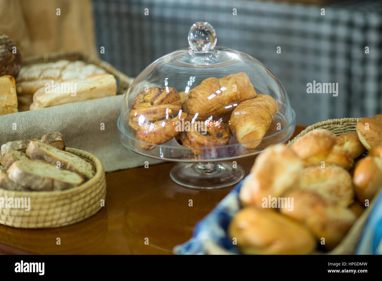 Stand counter hi-res stock photography and images - Alamy