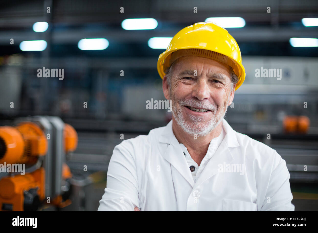 Elderly engineer in manufacturing hi-res stock photography and images ...
