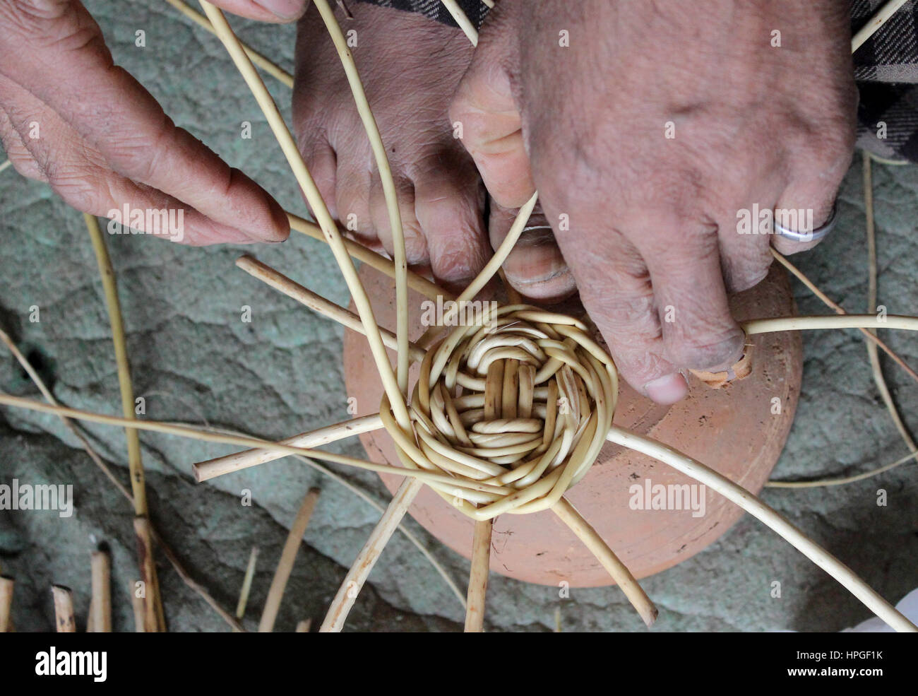 Anantang, India. 21st Feb, 2017. The traditional kangri, fire-pot, in ...