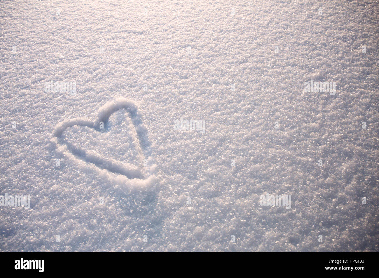 Blue winter background heart hi-res stock photography and images - Alamy