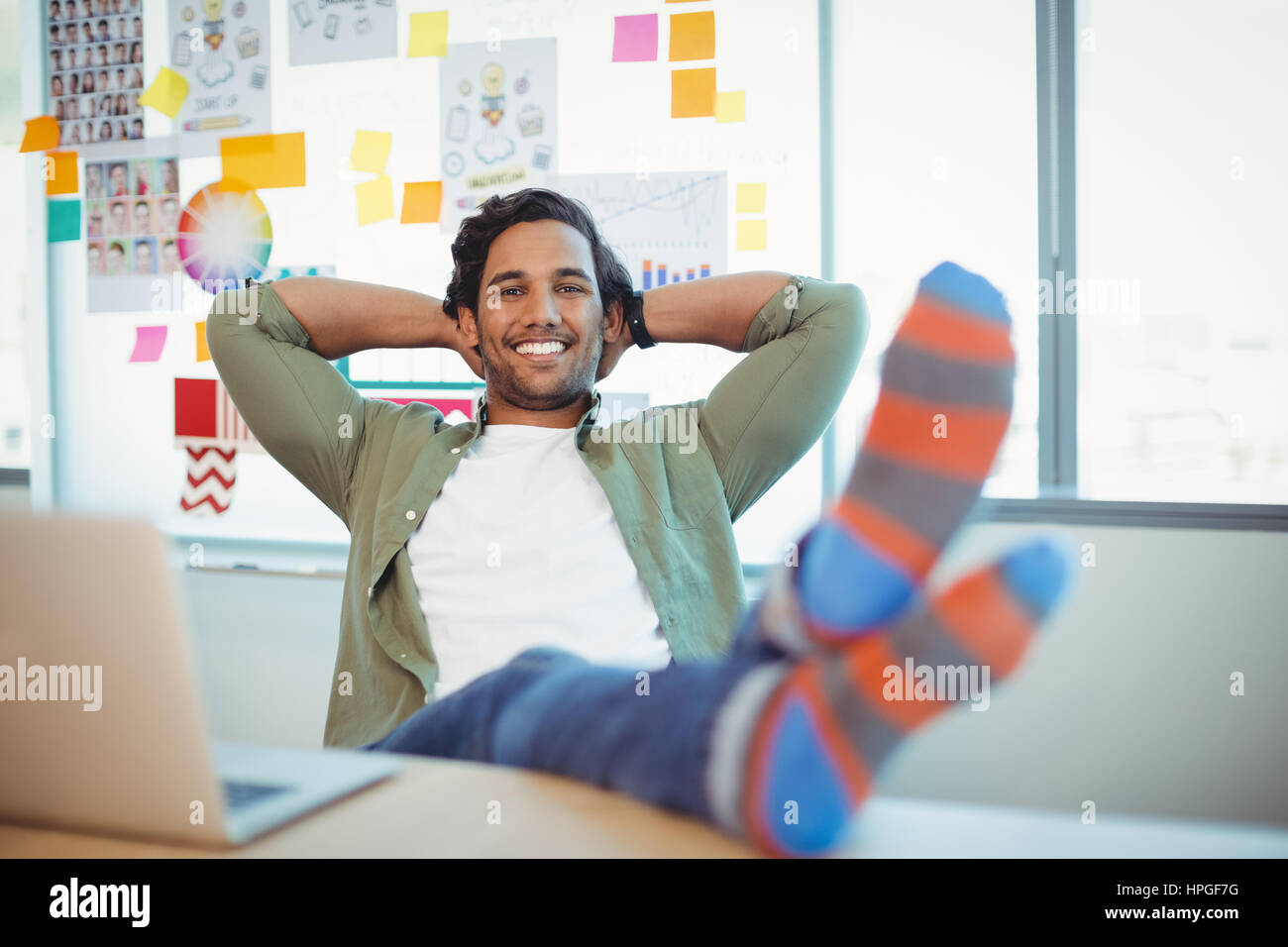 Feet up desk hi-res stock photography and images - Alamy