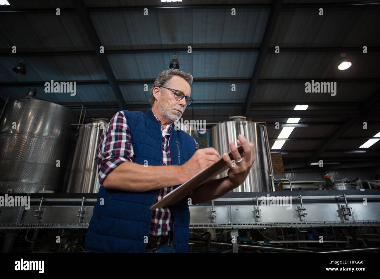 Factory worker writing hi-res stock photography and images - Alamy