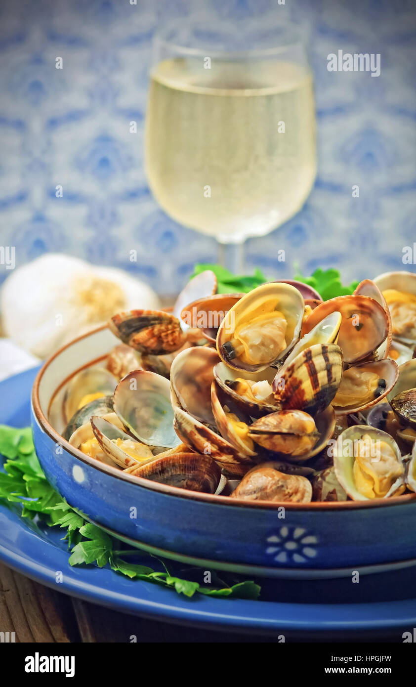 Clams soup with fresh parsley Stock Photo - Alamy