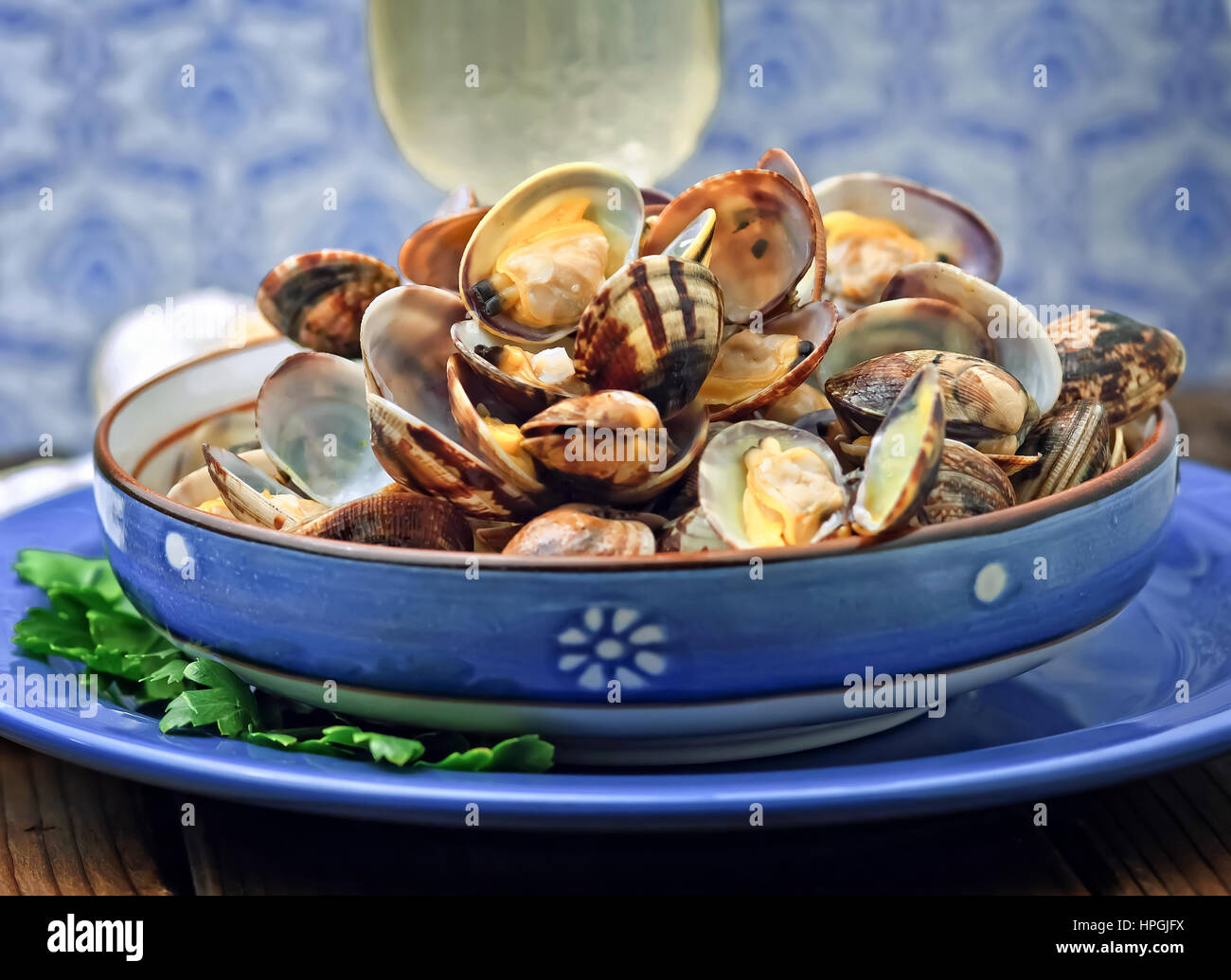 Clams soup with fresh parsley Stock Photo - Alamy