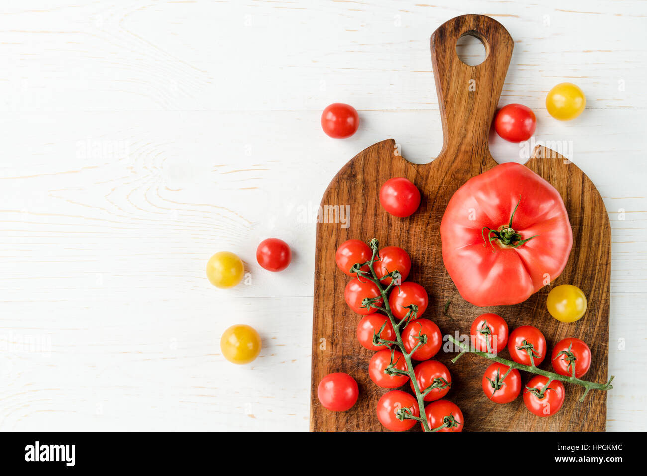 Tomatoes and cutting board Stock Photo - Alamy