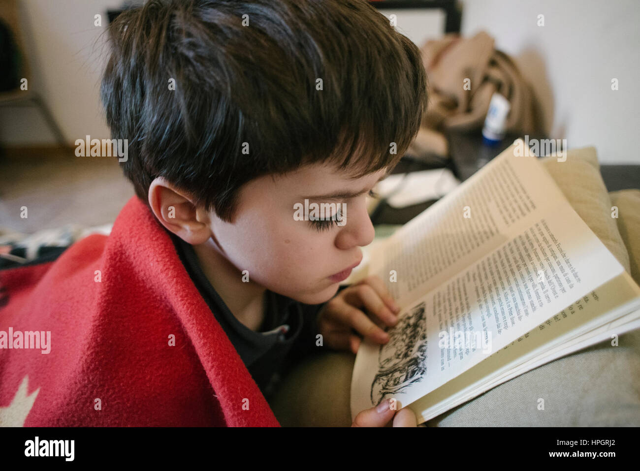 child read a book Stock Photo - Alamy