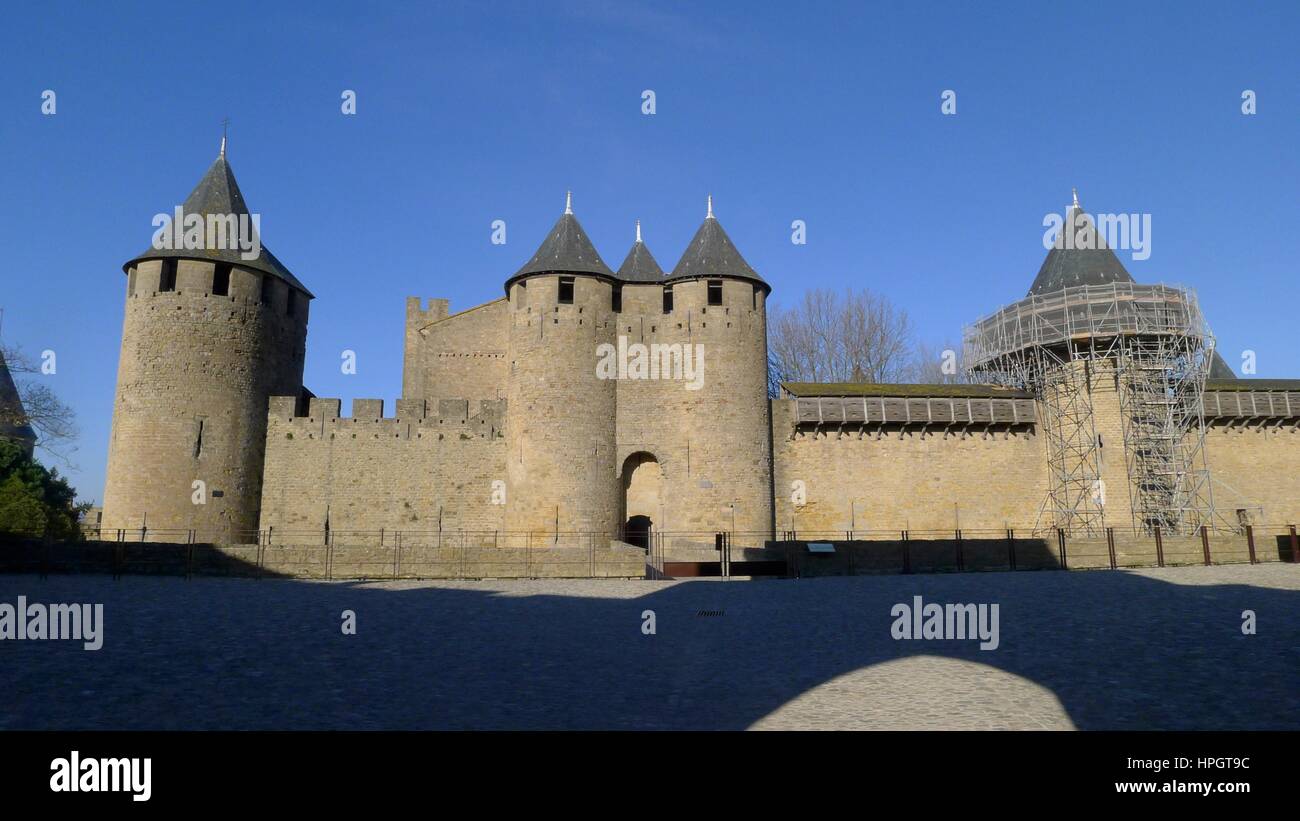 Inner castle walls hi-res stock photography and images - Alamy