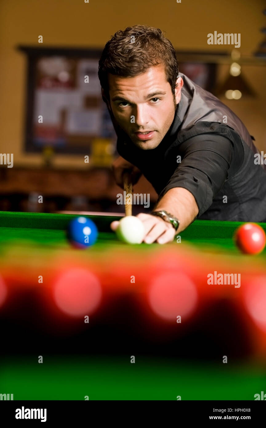 Model released , Mann spielt Billard - man plays billiard Stock Photo ...
