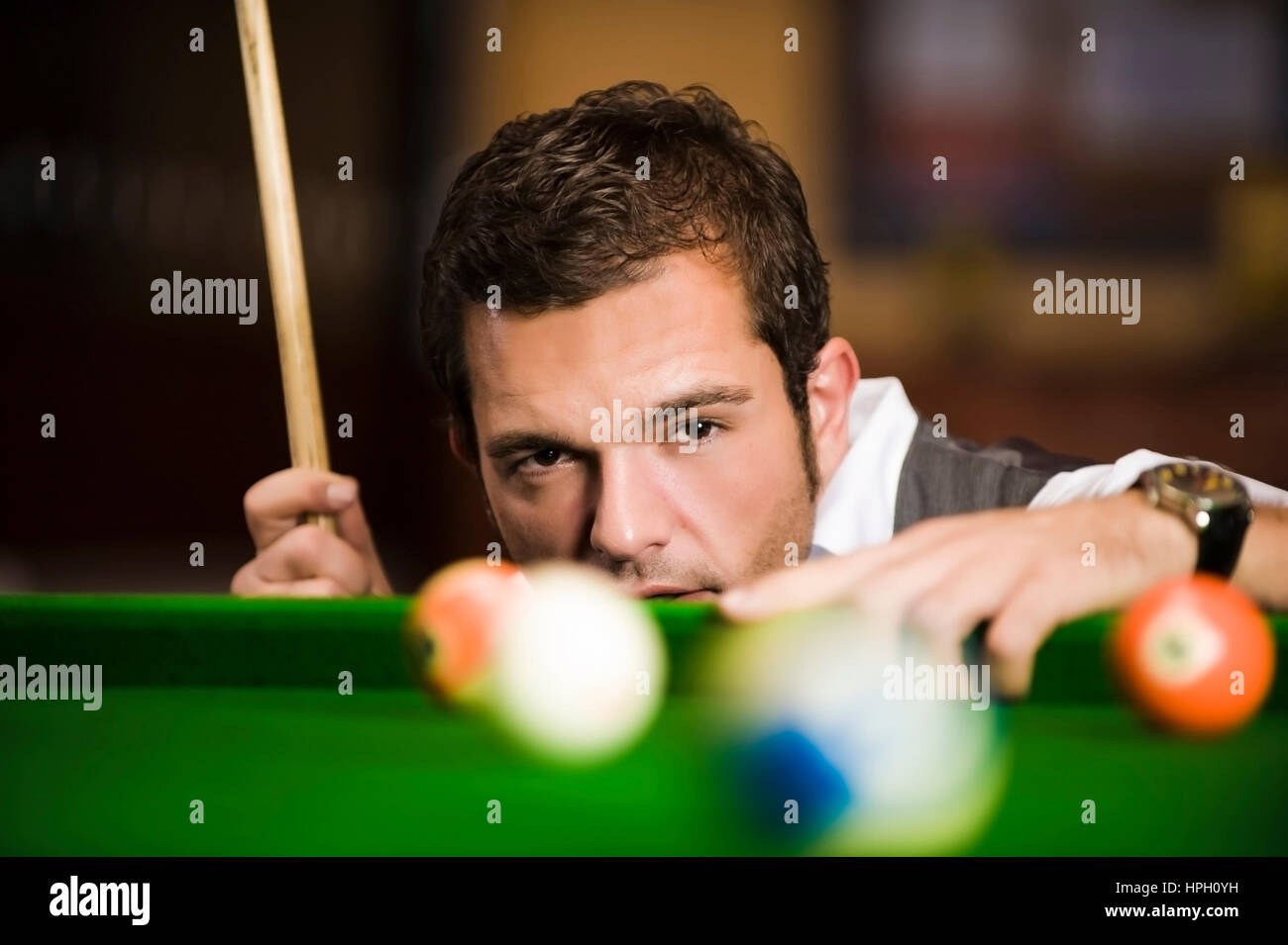 Model released , Mann spielt Billard - man plays billiard Stock Photo ...