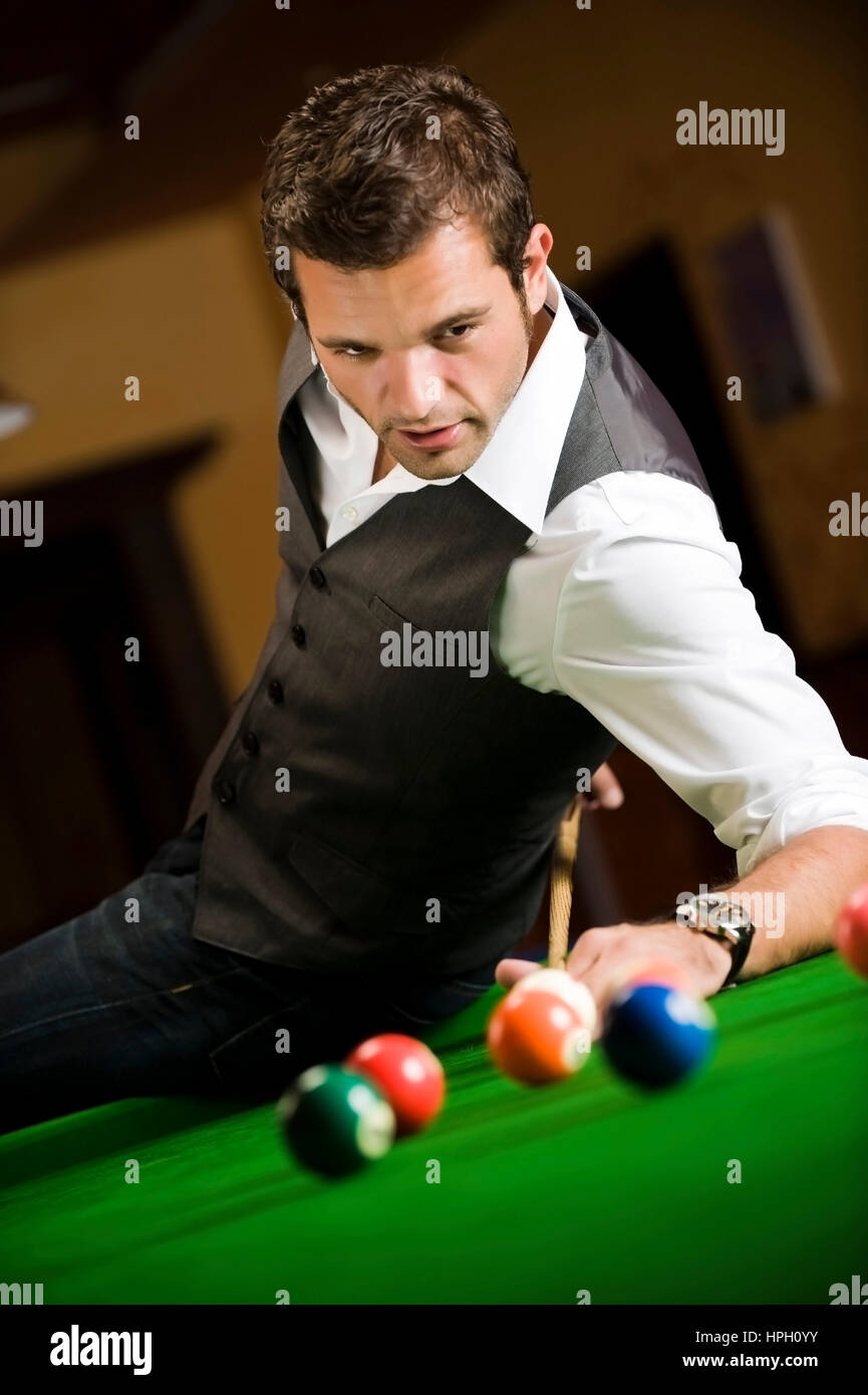 Model released , Mann spielt Billard - man plays billiard Stock Photo ...