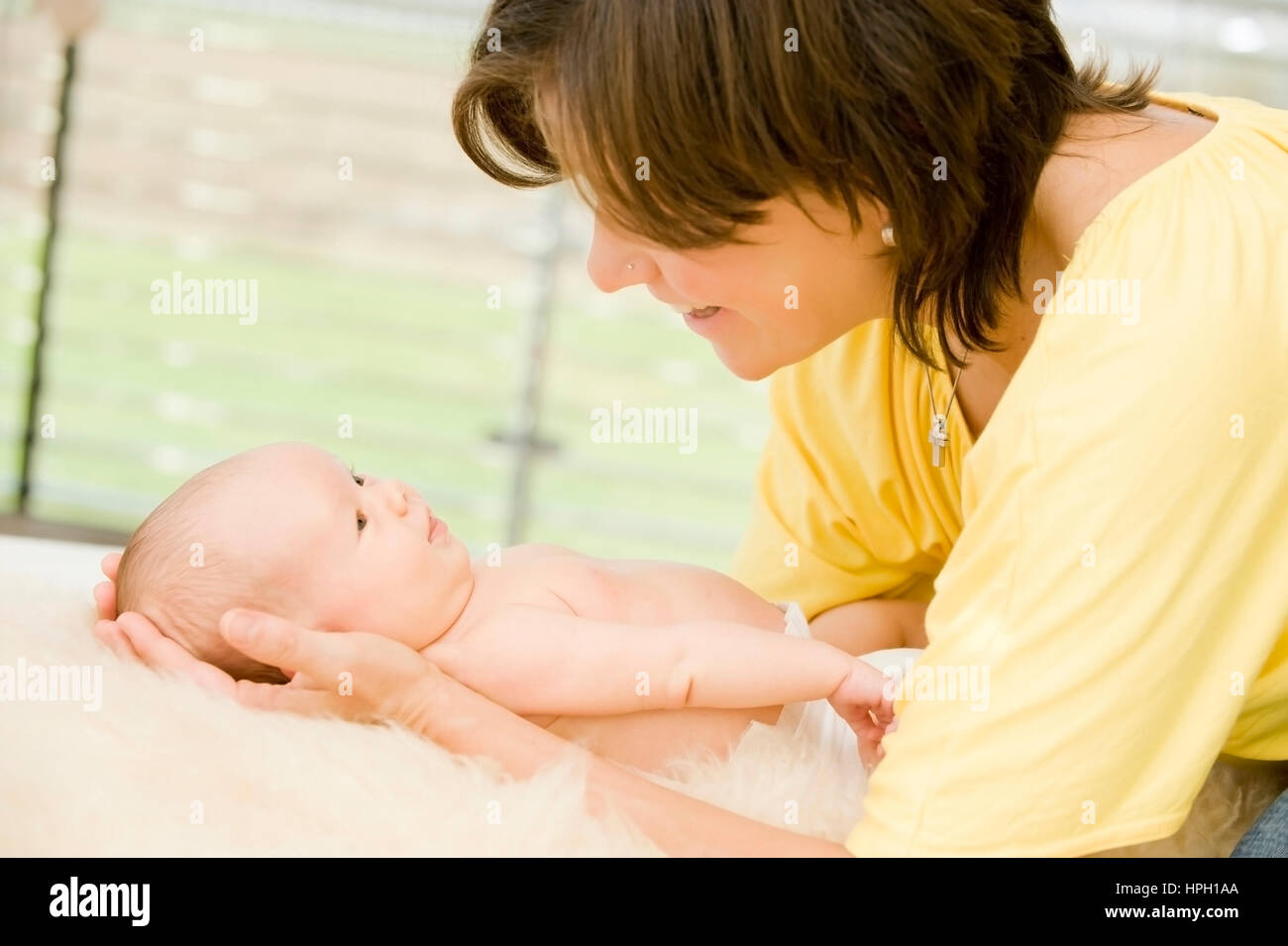 Model released , Mutter mit Baby, 1 Monat - mother with baby Stock ...