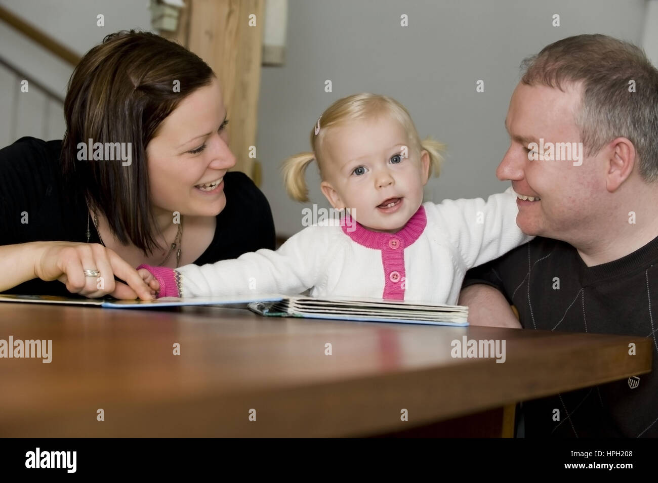 Model released , Eltern mit Tochter, 1 Jahr - parents with daughter ...