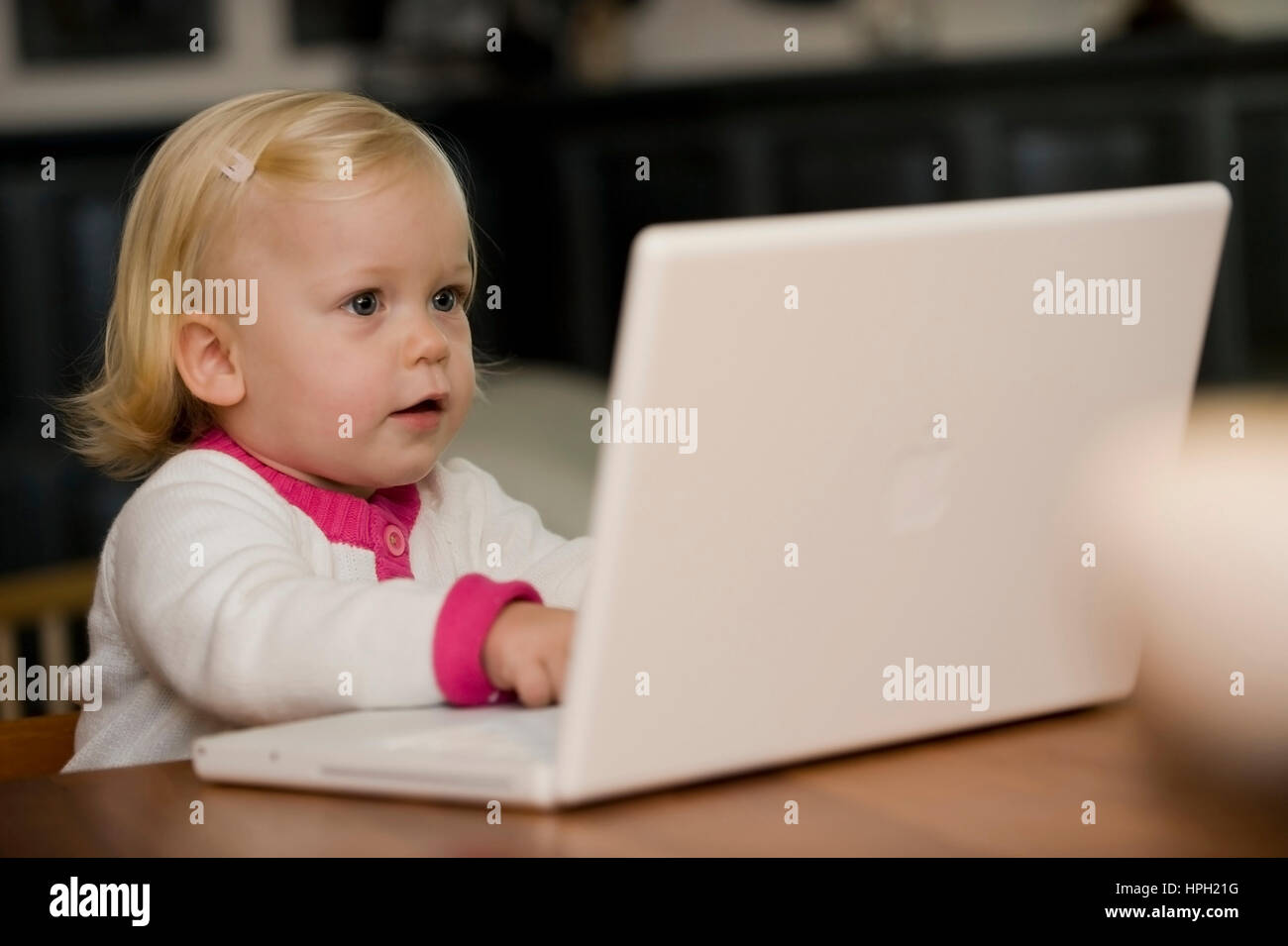 Model released , Kleines Maedchen arbeitet am Laptop - little girl ...
