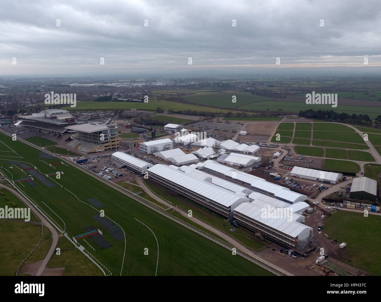 Cheltenham racecourse festival aerial hi-res stock photography and ...
