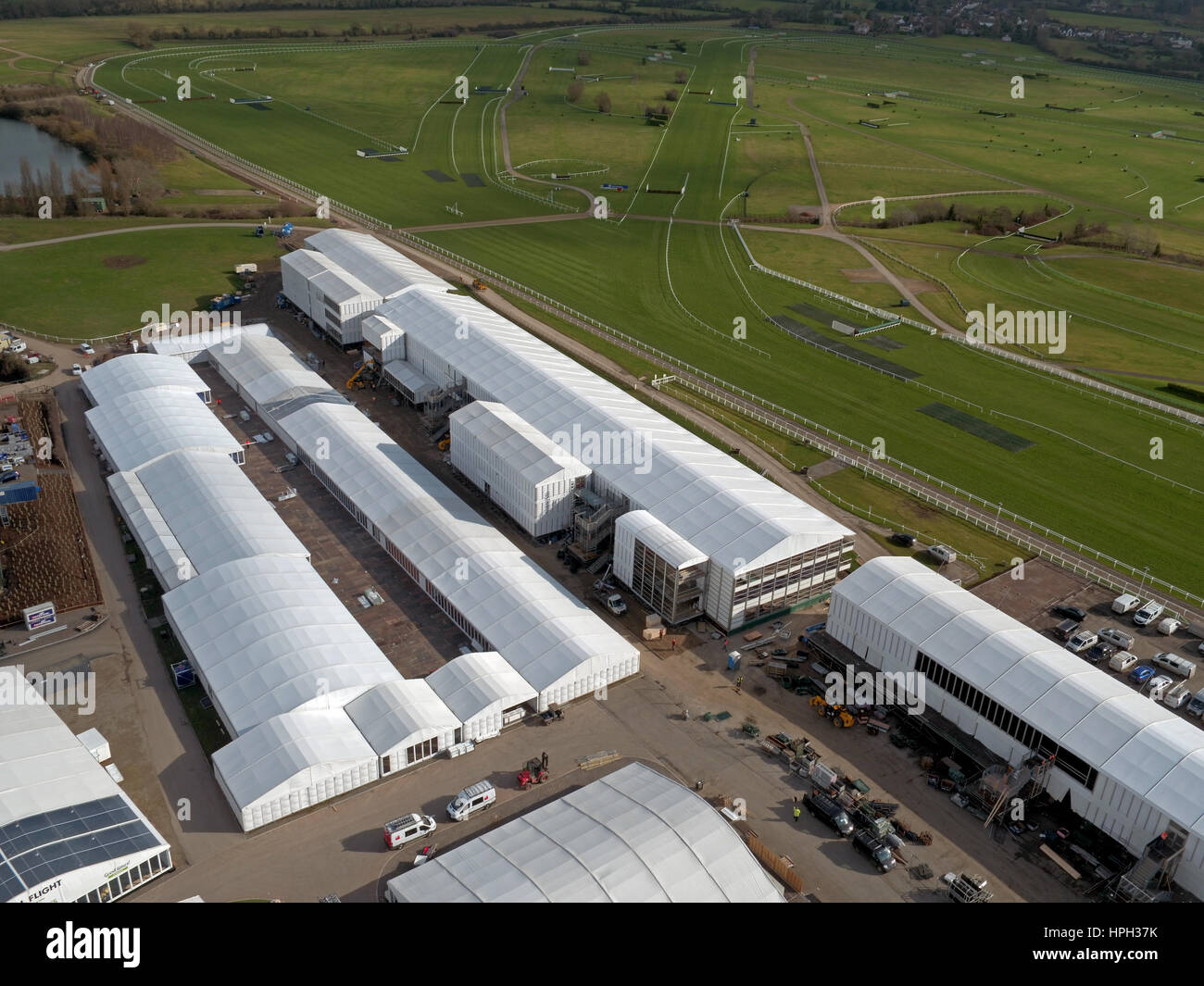 Cheltenham racecourse festival aerial hi-res stock photography and ...