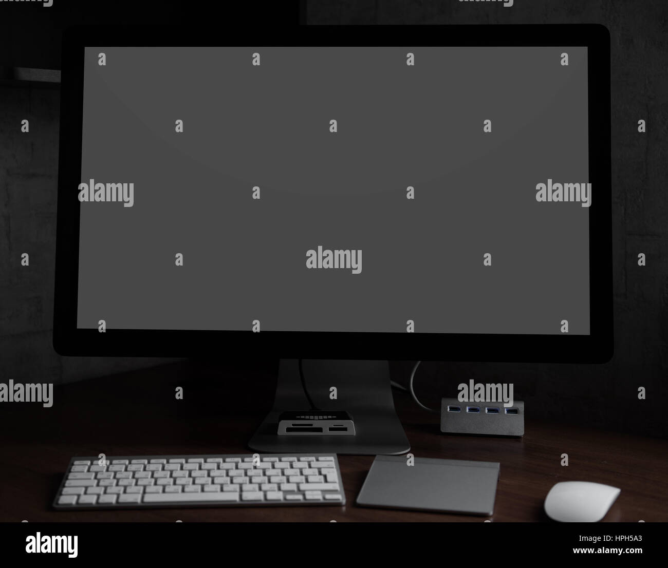 computer monitor with blank screen on a desk at night Stock Photo - Alamy