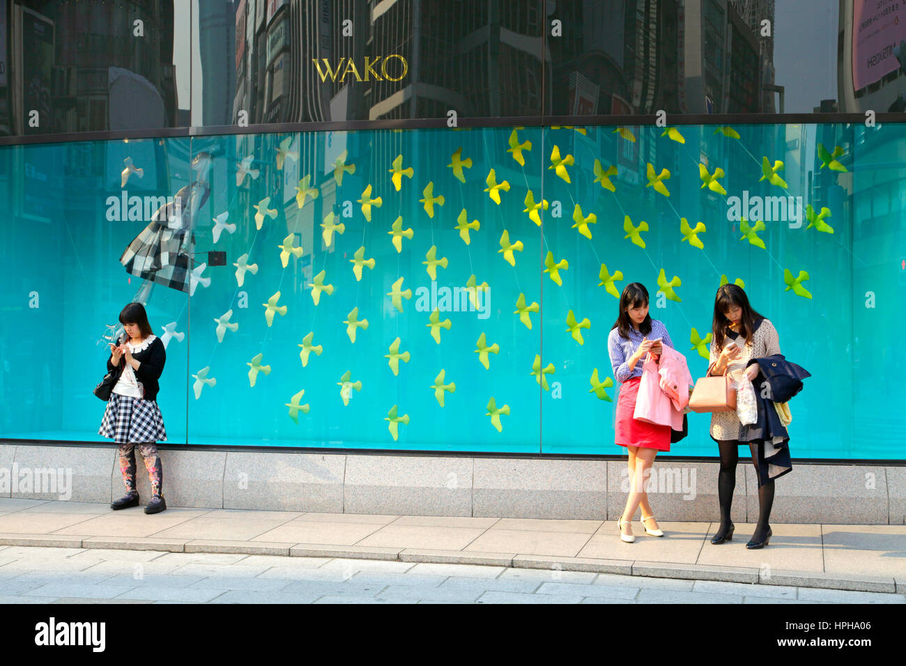Japan young smartphone store hi-res stock photography and images - Alamy