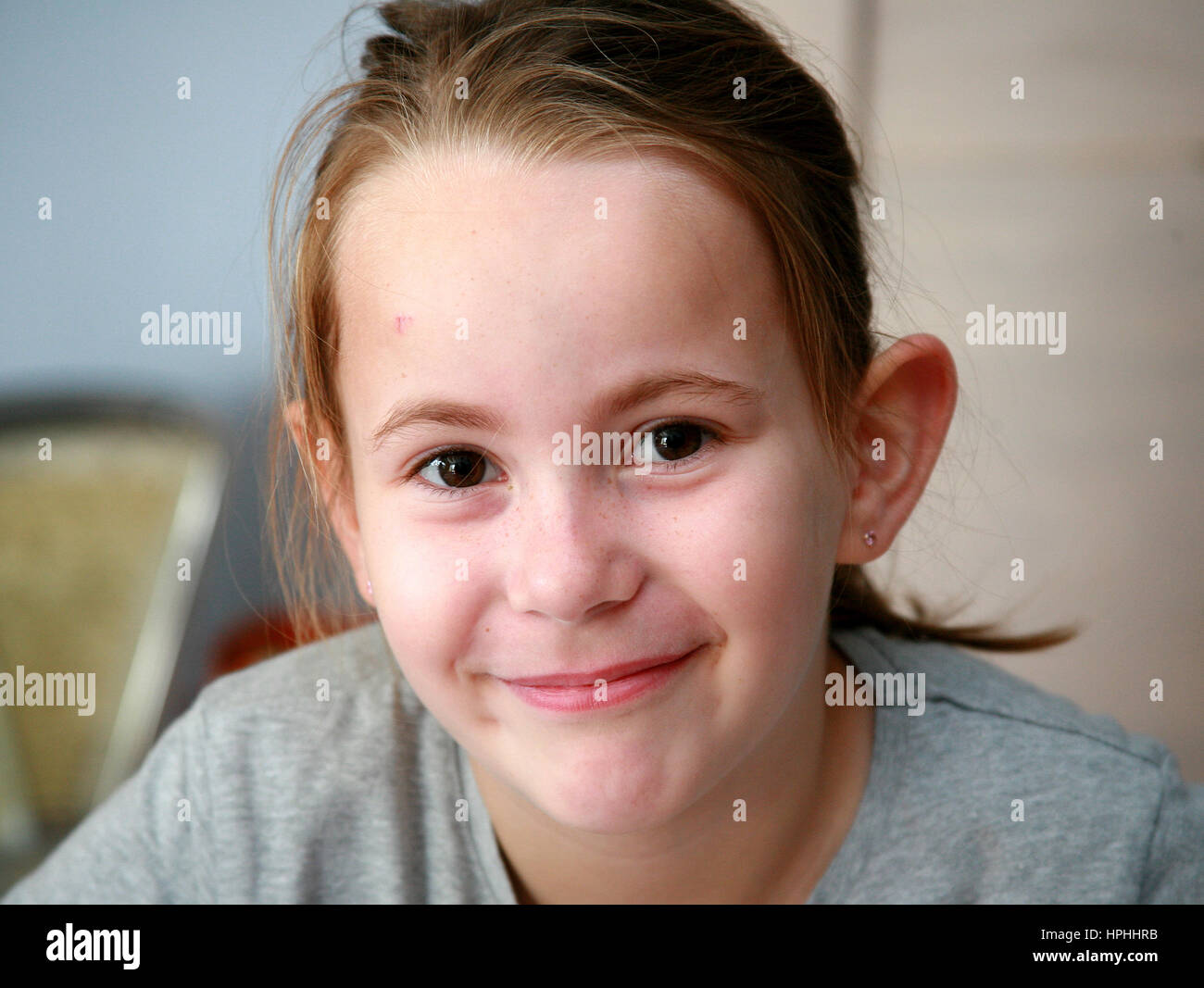 young girl smiling at camera Stock Photo - Alamy