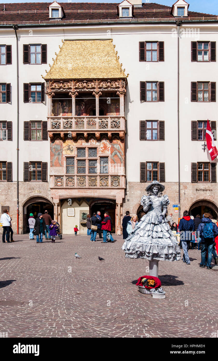 Living statue busker hi-res stock photography and images - Alamy