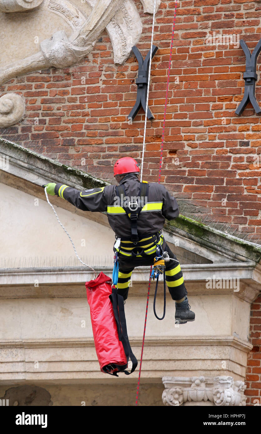 Man abseil abseiling climbing rope hi-res stock photography and images ...