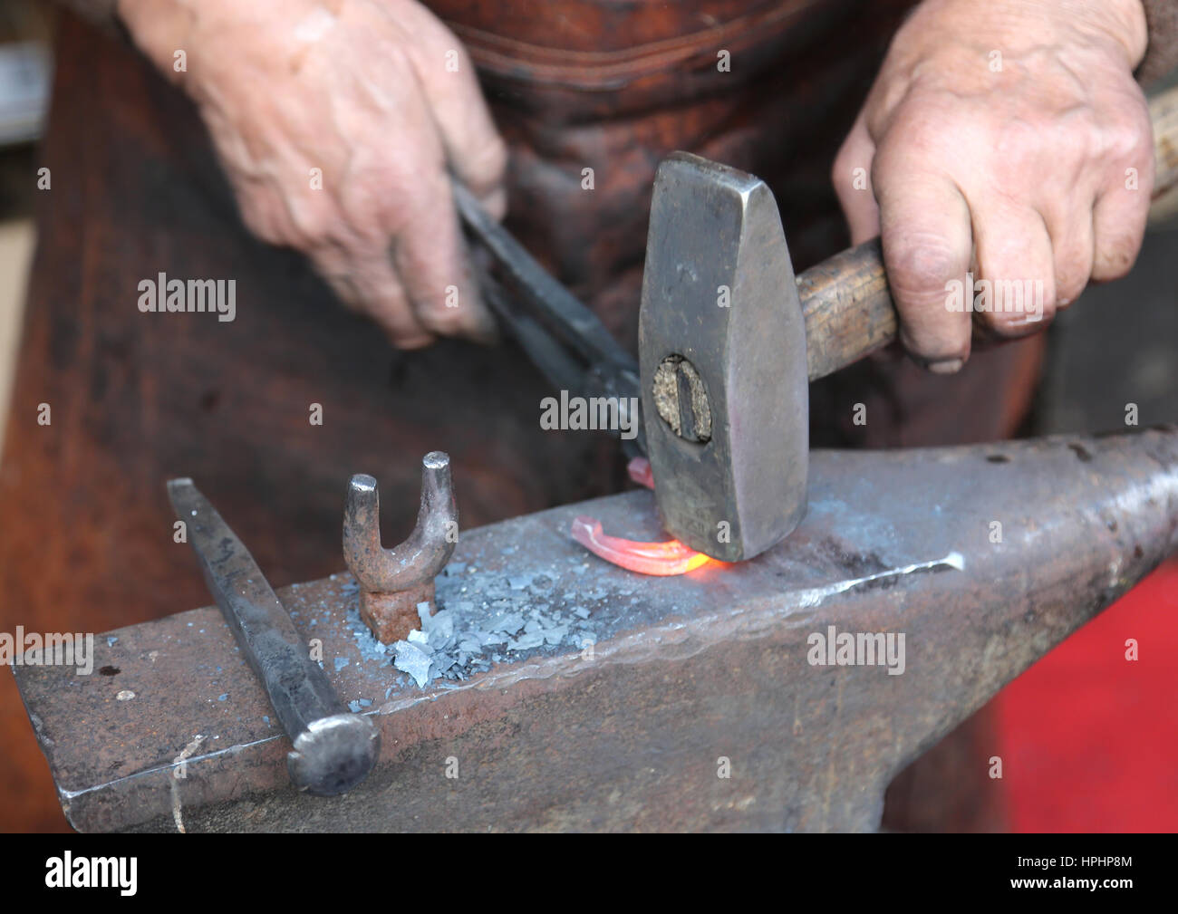 Hands blacksmith working metal hammer hi-res stock photography and ...