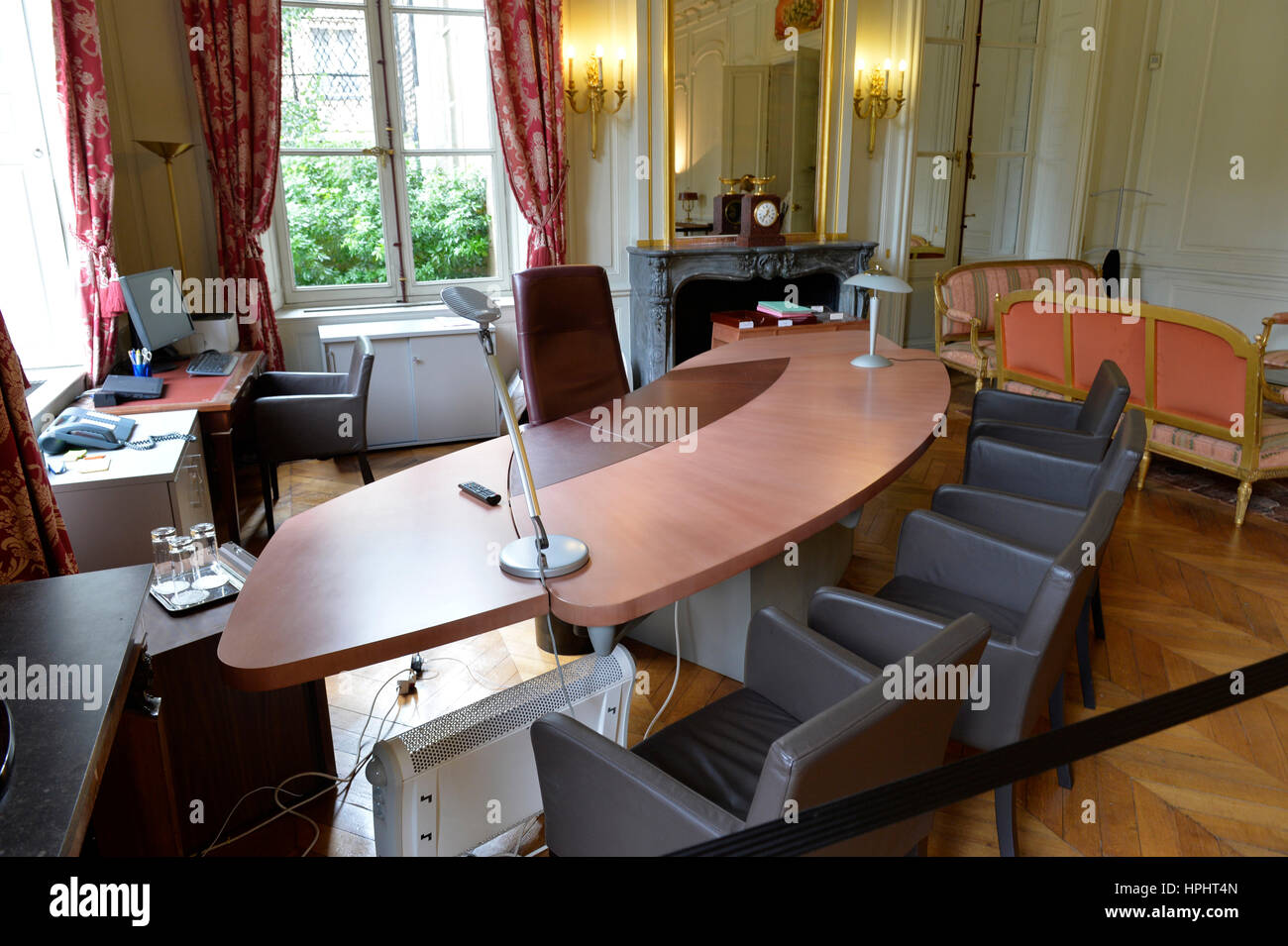 Paris france office furniture desk hi-res stock photography and images ...