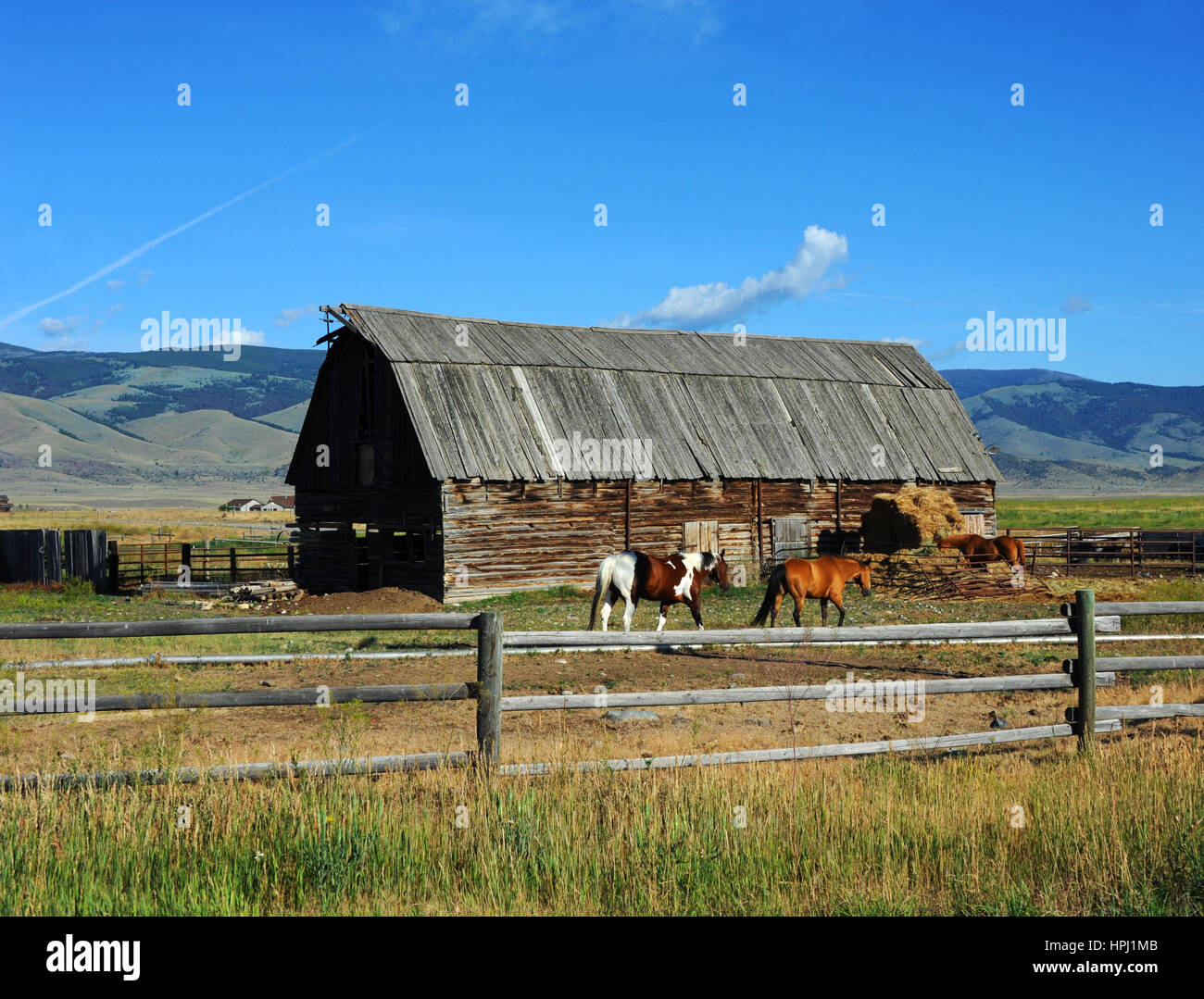 Wooden hay barn hi-res stock photography and images - Alamy