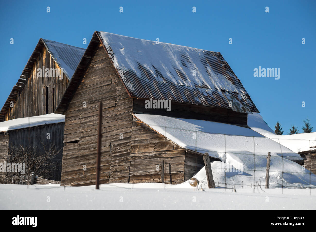 Snow covered rustic fence hi-res stock photography and images - Alamy