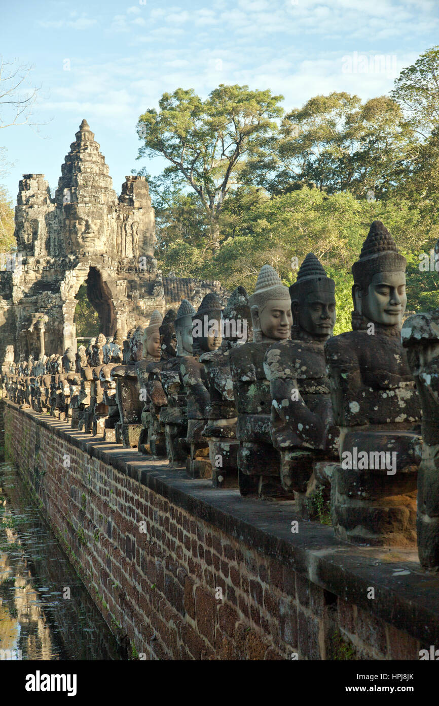 Khmer stone heads bayon hi-res stock photography and images - Alamy