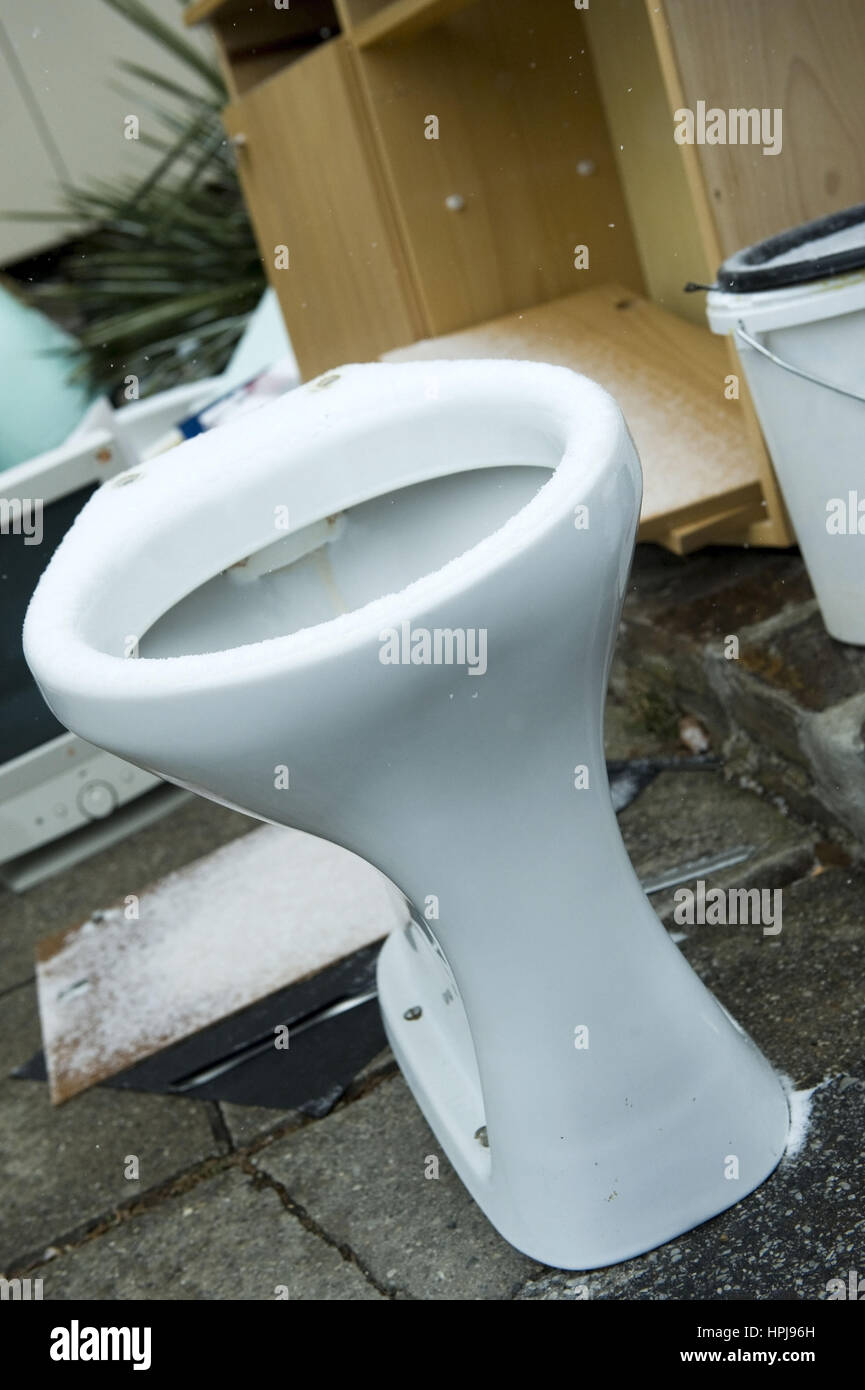 Altes Klosett am Sperrmuell - old toilet at bulk rubbish Stock Photo ...