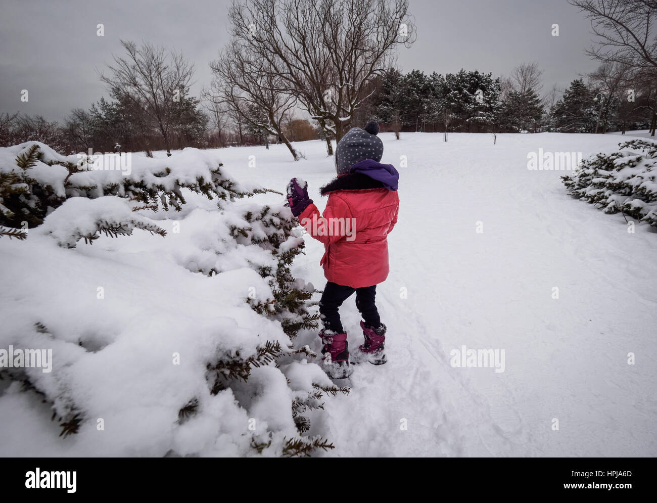 Child play snow hi-res stock photography and images - Alamy