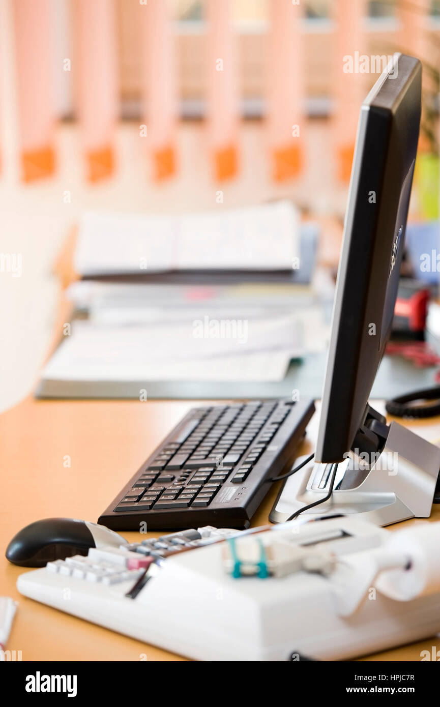 Computerarbeitsplatz - desktop wit computer Stock Photo - Alamy