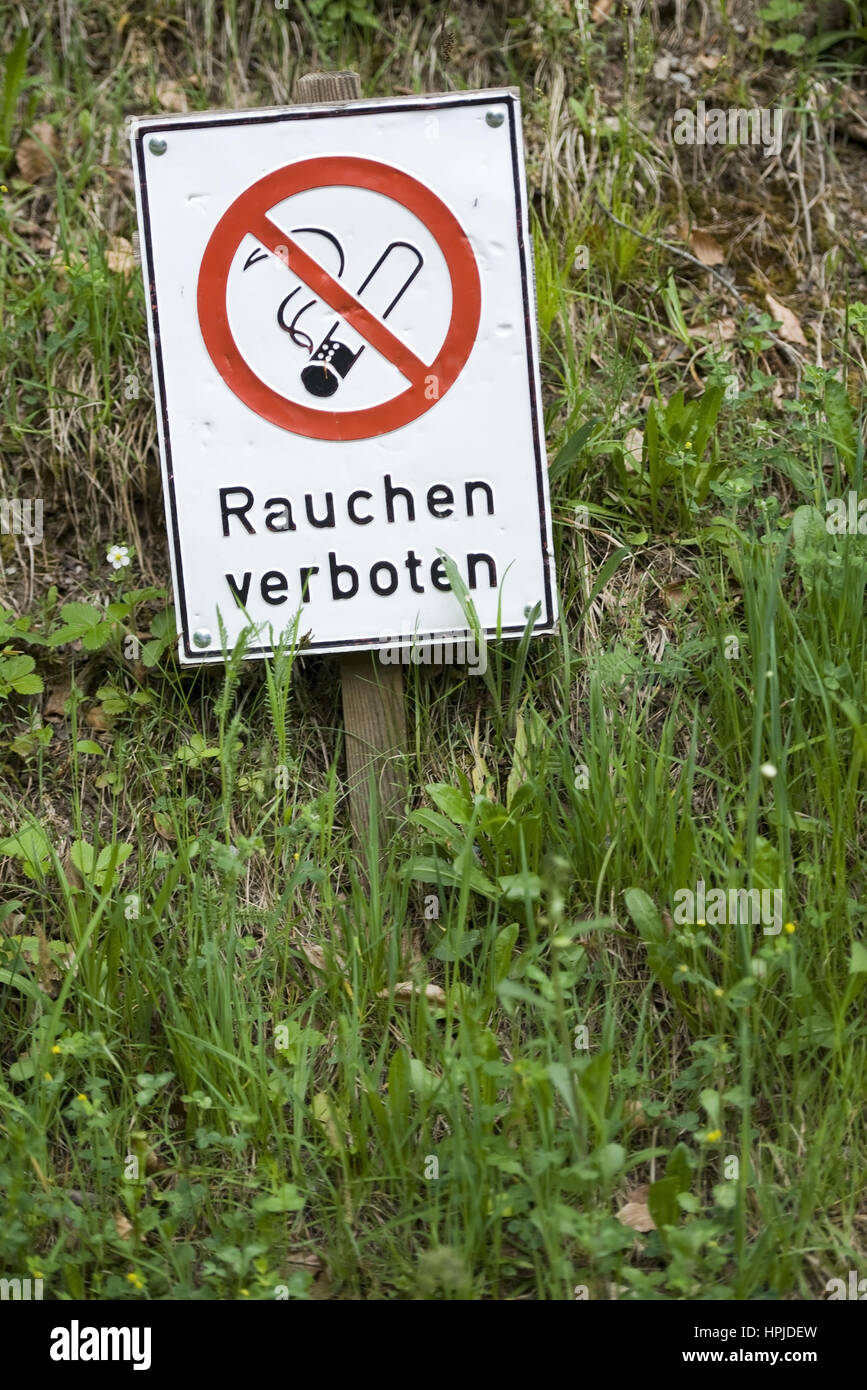 Schild Rauchverbot - shield ban of smoking Stock Photo - Alamy