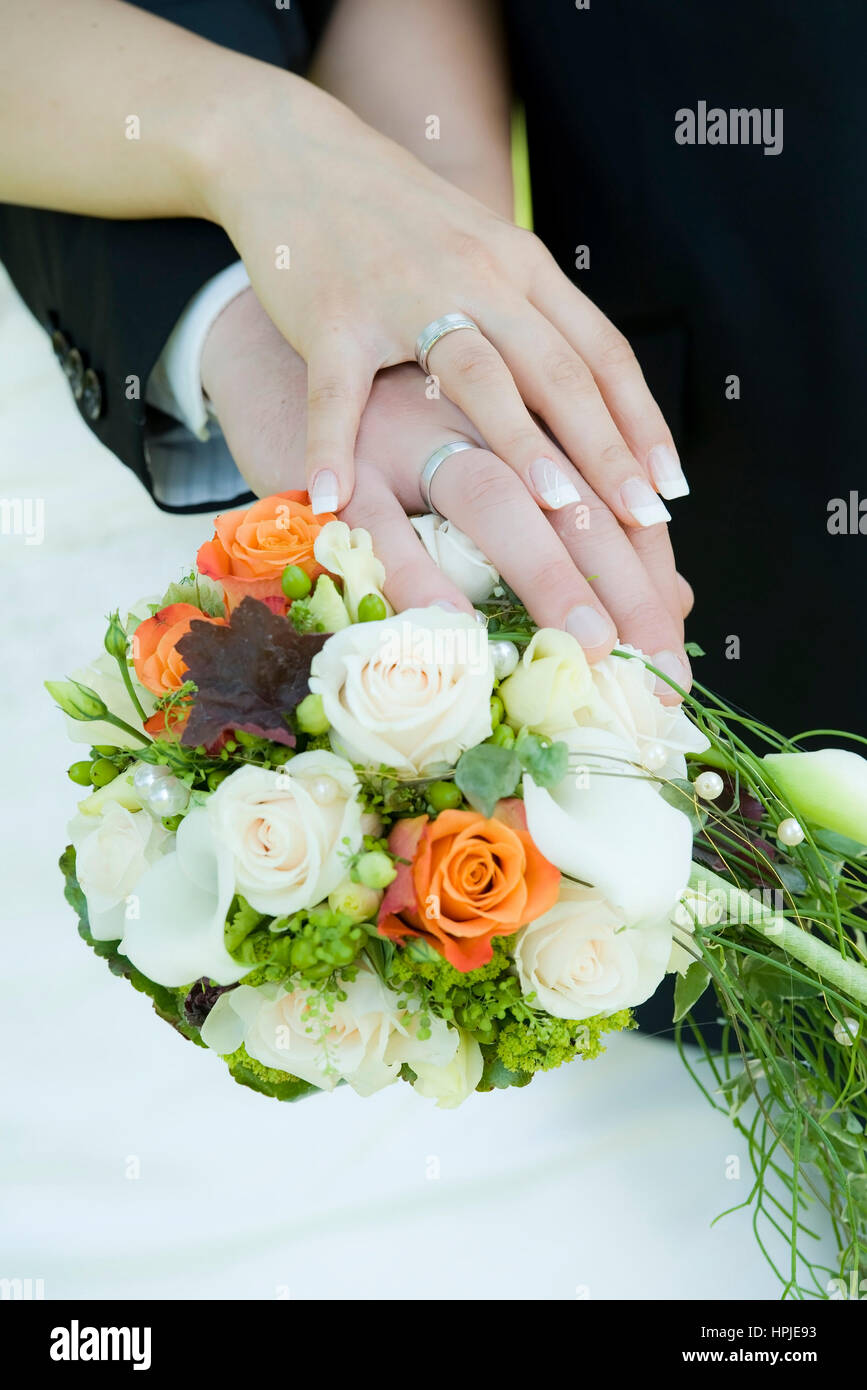 Model released , Haende eines Brautpaares mit Eheringen - wedding rings ...