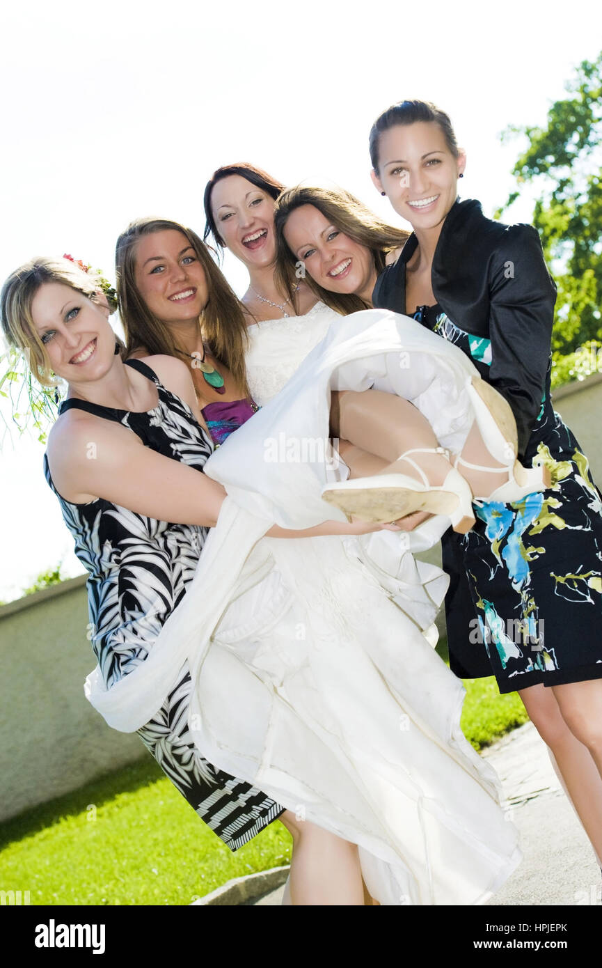 Braut und Freundinnen - bride and friends Stock Photo - Alamy
