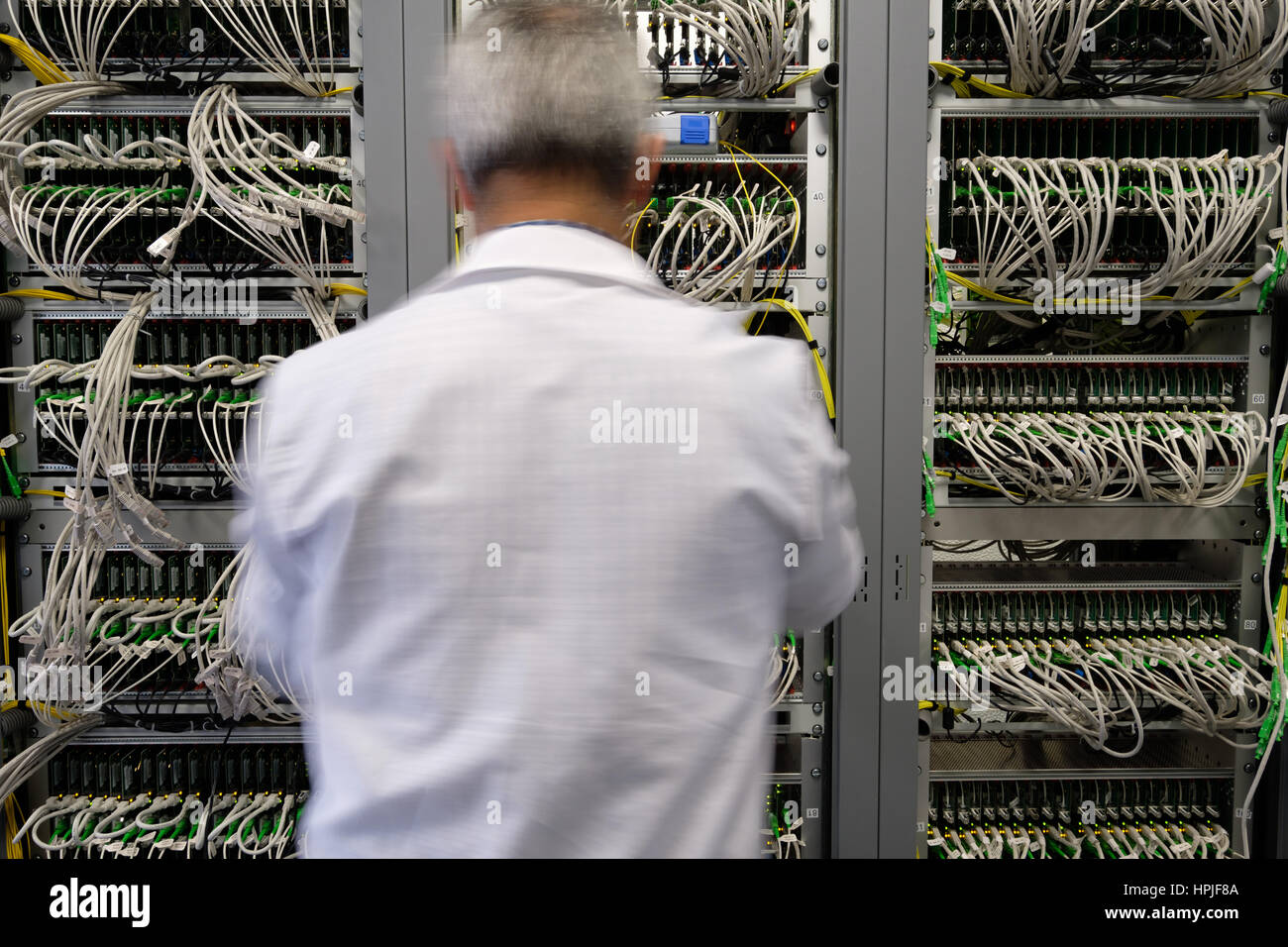 Server room mess hi-res stock photography and images - Alamy