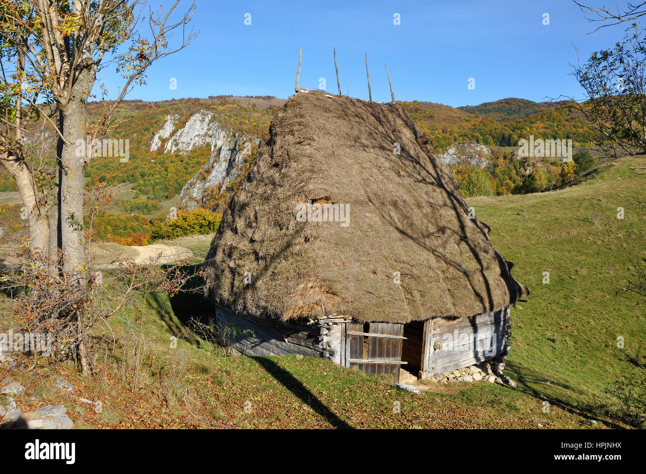 Old wood barn mountains retro hi-res stock photography and images - Alamy